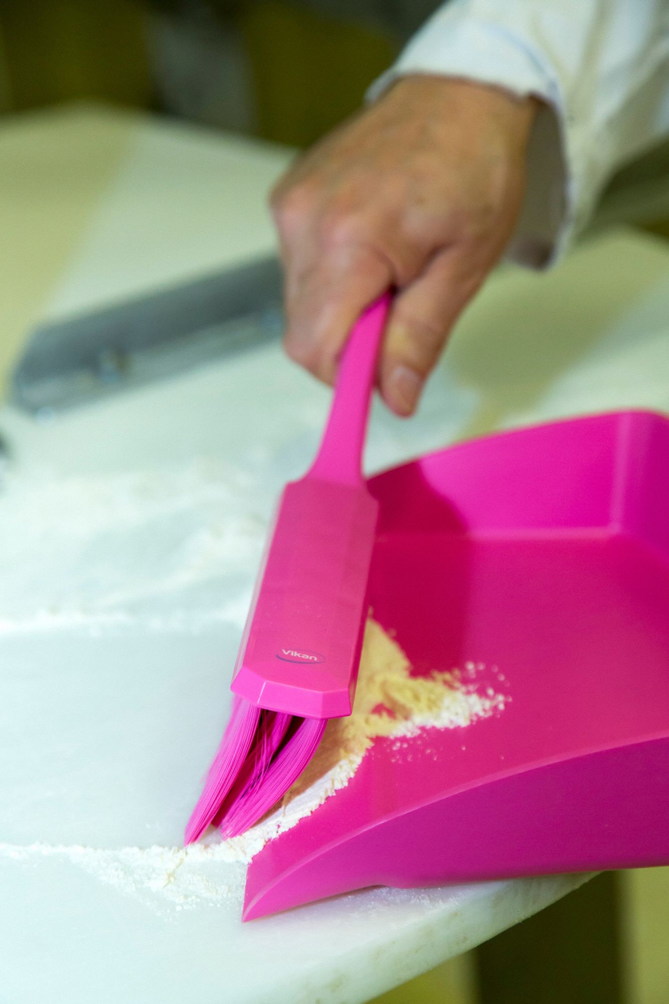 VIKAN Handheld Dust Pan: Polypropylene, 5 1/2 in Handle Lg, 13 1/4 in ...