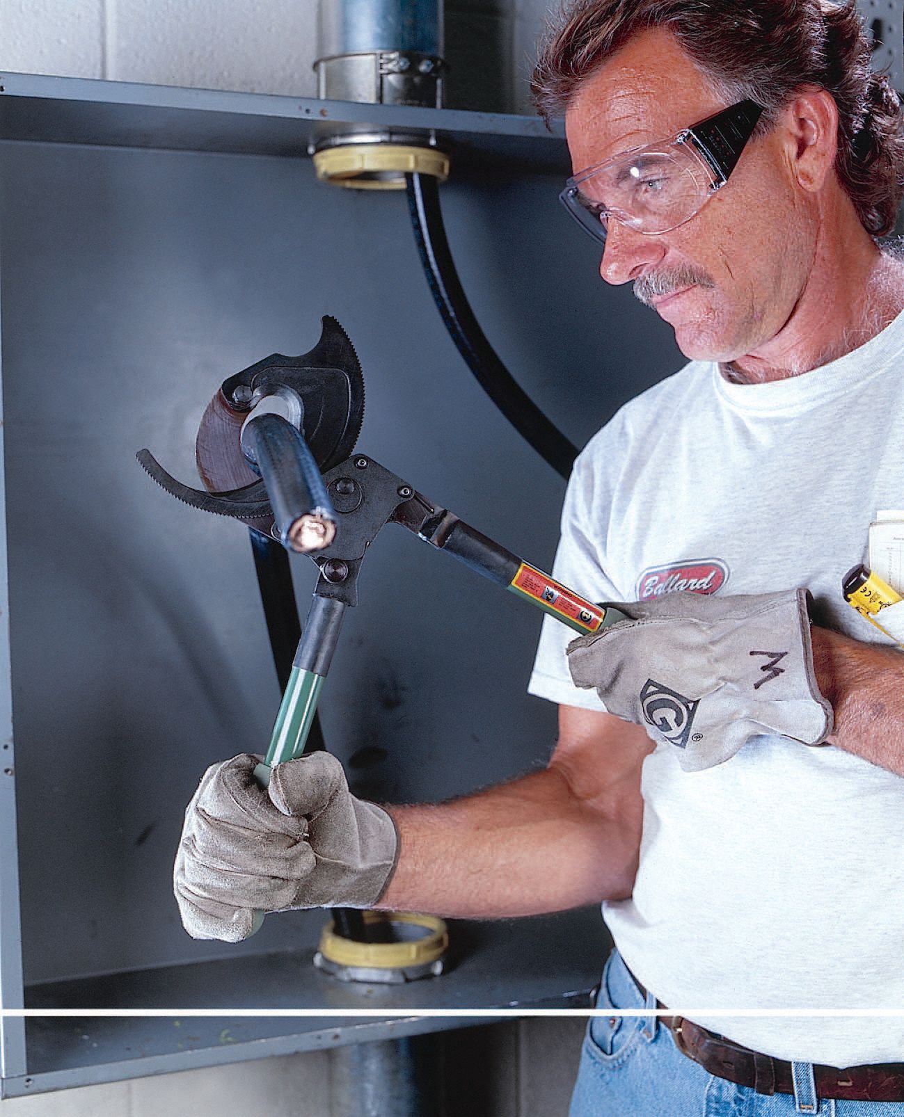 GREENLEE Ratchet Cable Cutter: Fiberglass, Center, For 1,500 kcmil Max ...