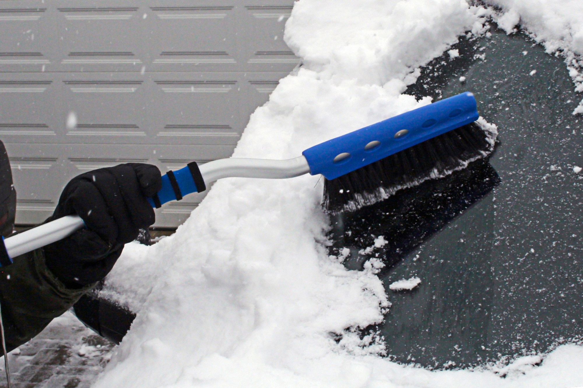 MALLORY Snow Brush and Scraper: Foam Comfort Grip Handle, Pivoting Head ...