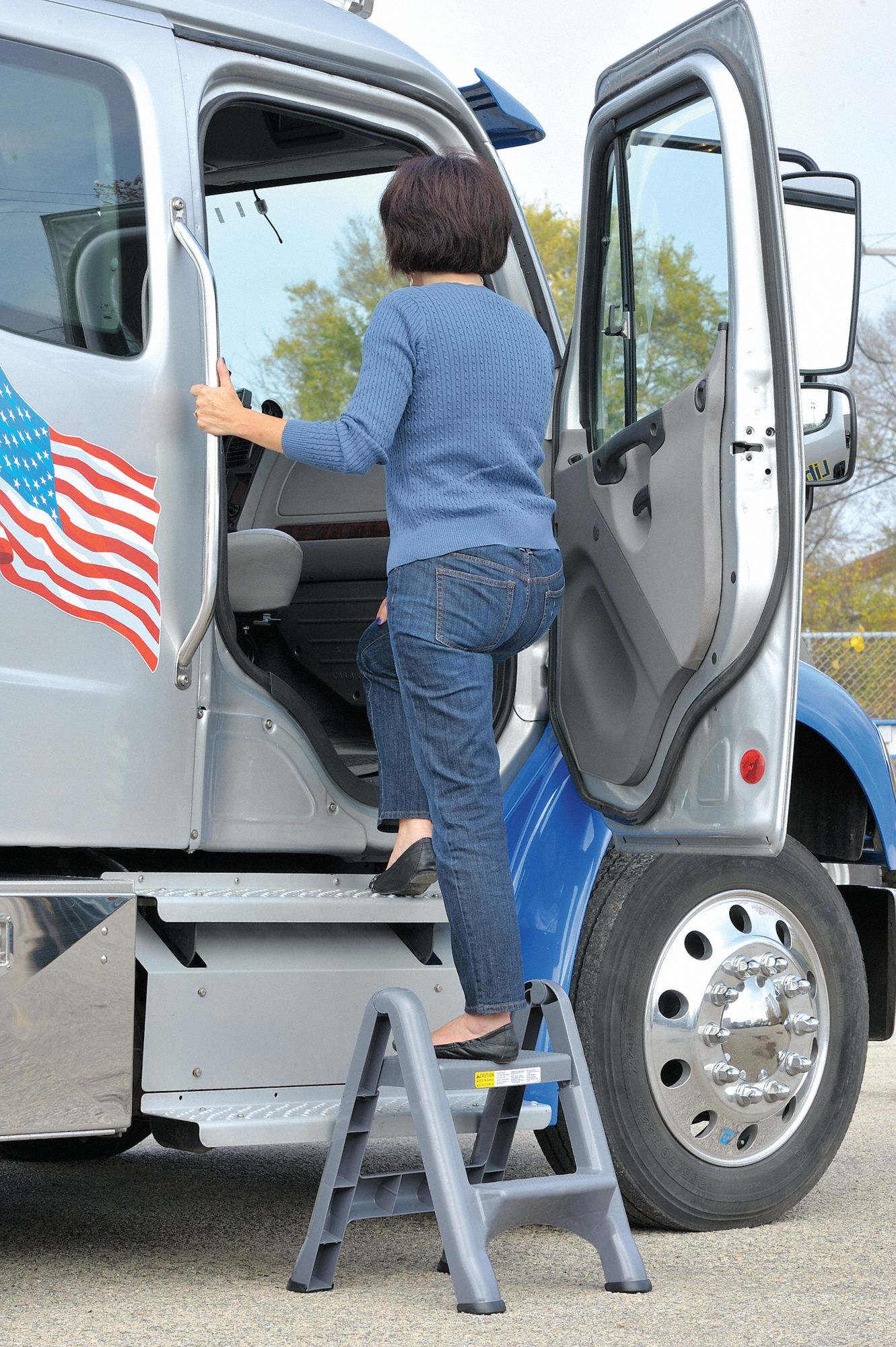 RUBBERMAID COMMERCIAL PRODUCTS Plastic Step Stand, 22 7/8 in Overall ...