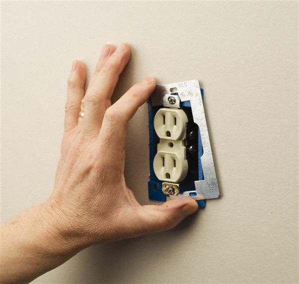 NVENT CADDY Wiring Device Retainer: Steel, Silver, Tile and Panel Walls ...