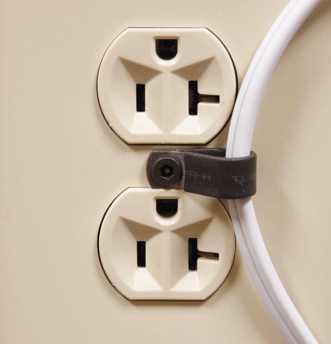 PRESSTO VALET Cord Security Clip: 1 in Lg, 0.25 in Wd, Vinyl Coated ...