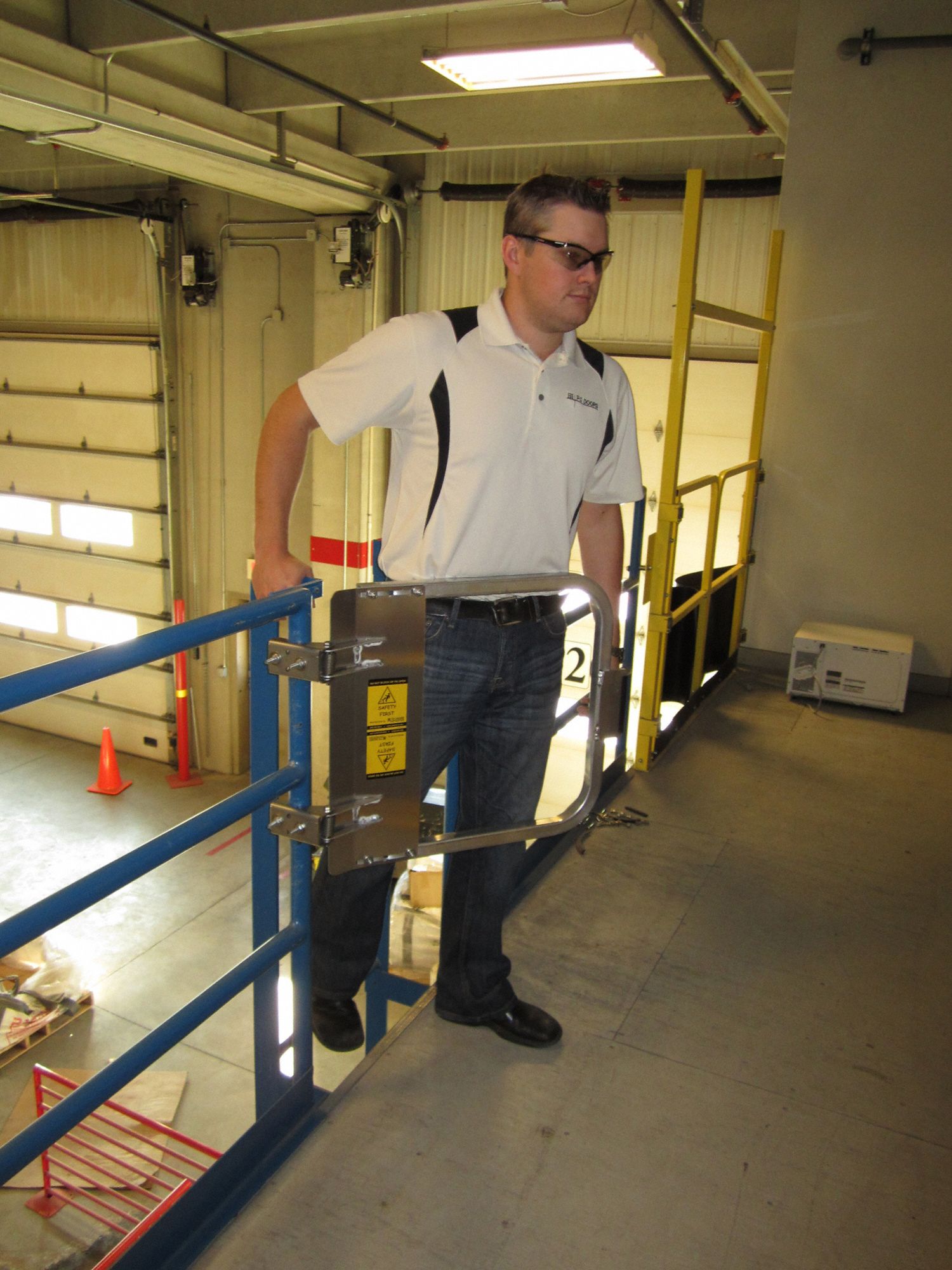 PS INDUSTRIES Single-Door Metal: Aluminum, For 19 3/4 in to 23 1/2 in ...