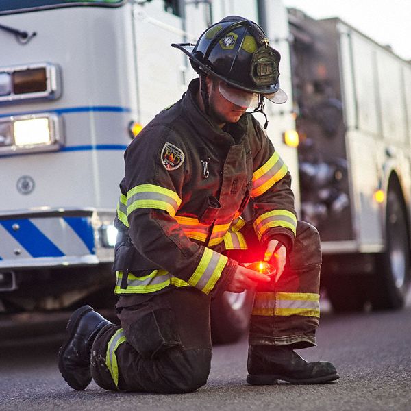 FLAREALERT LED Road Flare: Puck LED Flare, 1 Flares Included, Red ...