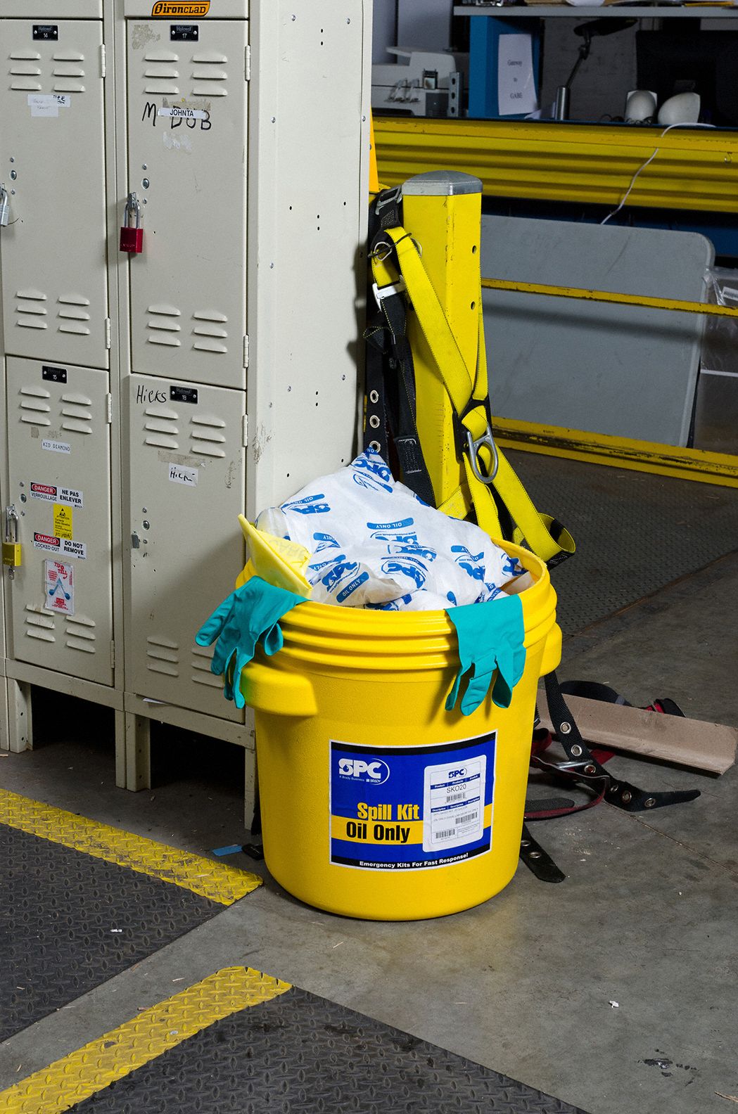 BRADY SPC ABSORBENTS Spill Kit: 16 gal Volume Absorbed Per Kit, Goggles ...