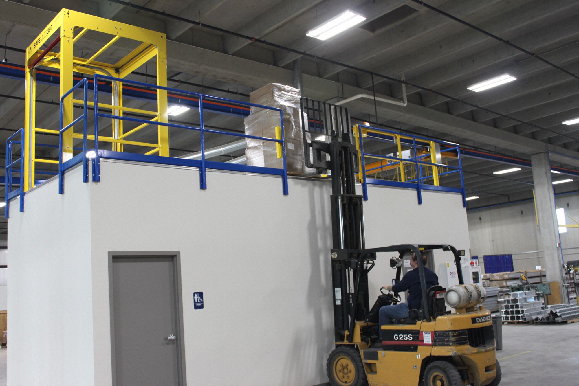 PS INDUSTRIES Mezzanine Safety Gate: 95 in x 108 in, Assembled, Yellow ...