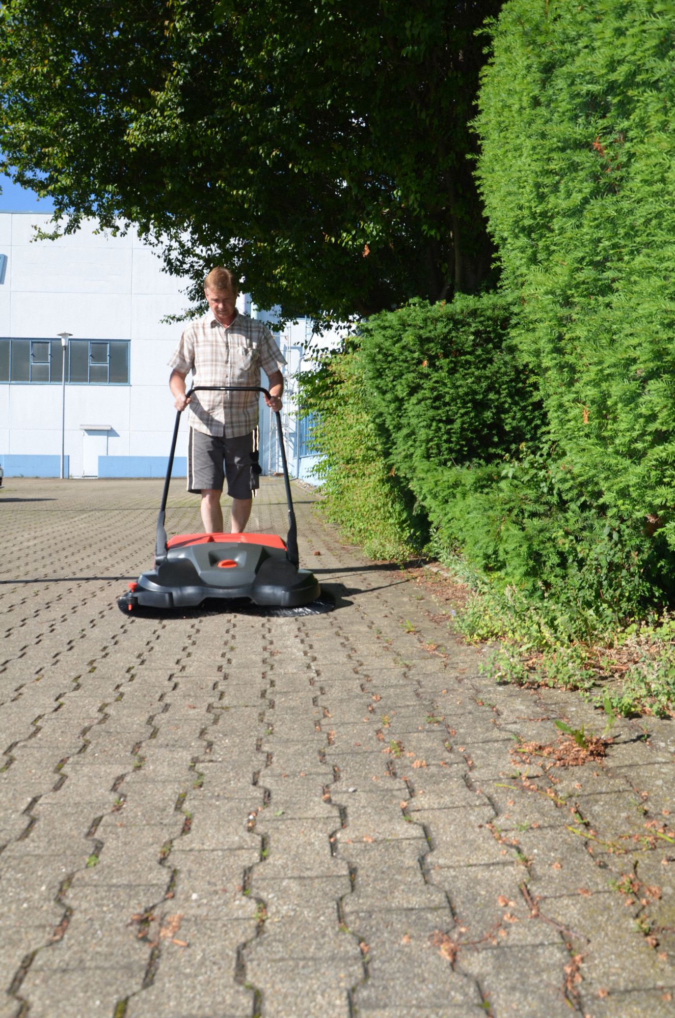 BISSELL COMMERCIAL Walk Behind Sweeper: 38 in Cleaning Path Wd, Manual ...