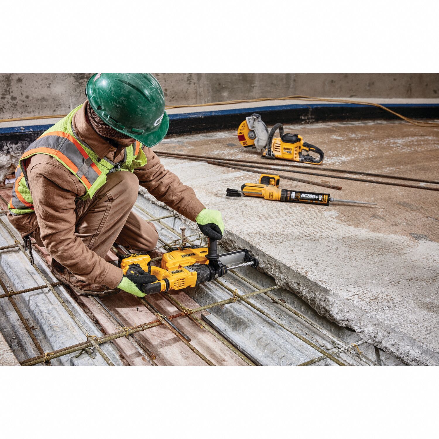 DEWALT On-Tool Dust Extractor: On-Tool, Self-Contained, 1 in Max. Dia ...