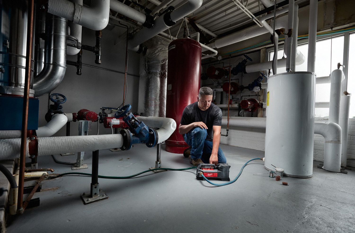 MILWAUKEE Cordless Transfer Pump Kit, 3.0Ah, Reinforced Nylon, 3/4 in ...