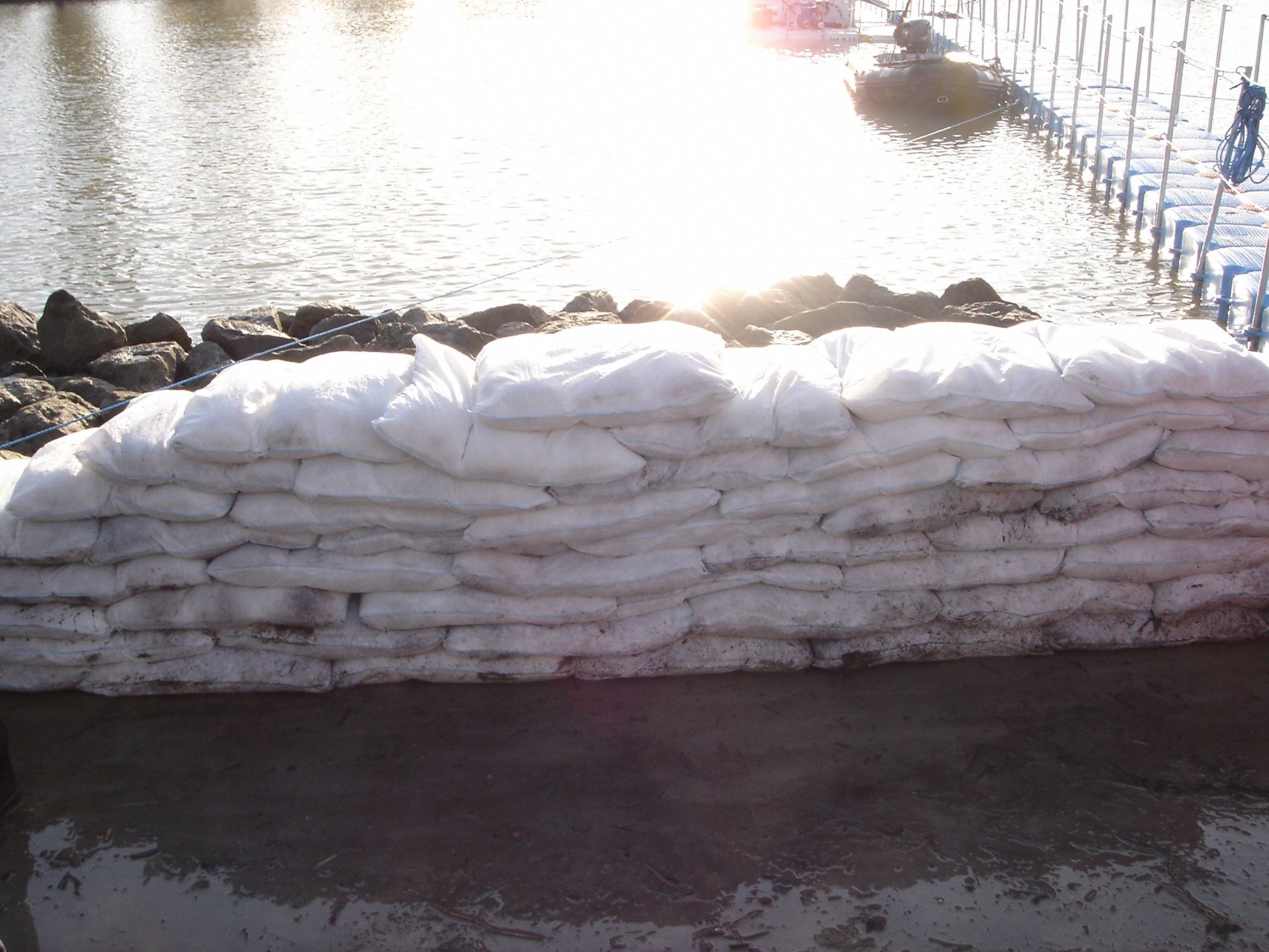 FLOODSAX Sandless Sandbag, 5 gal. Absorbent, White, Length 20 in, Width ...