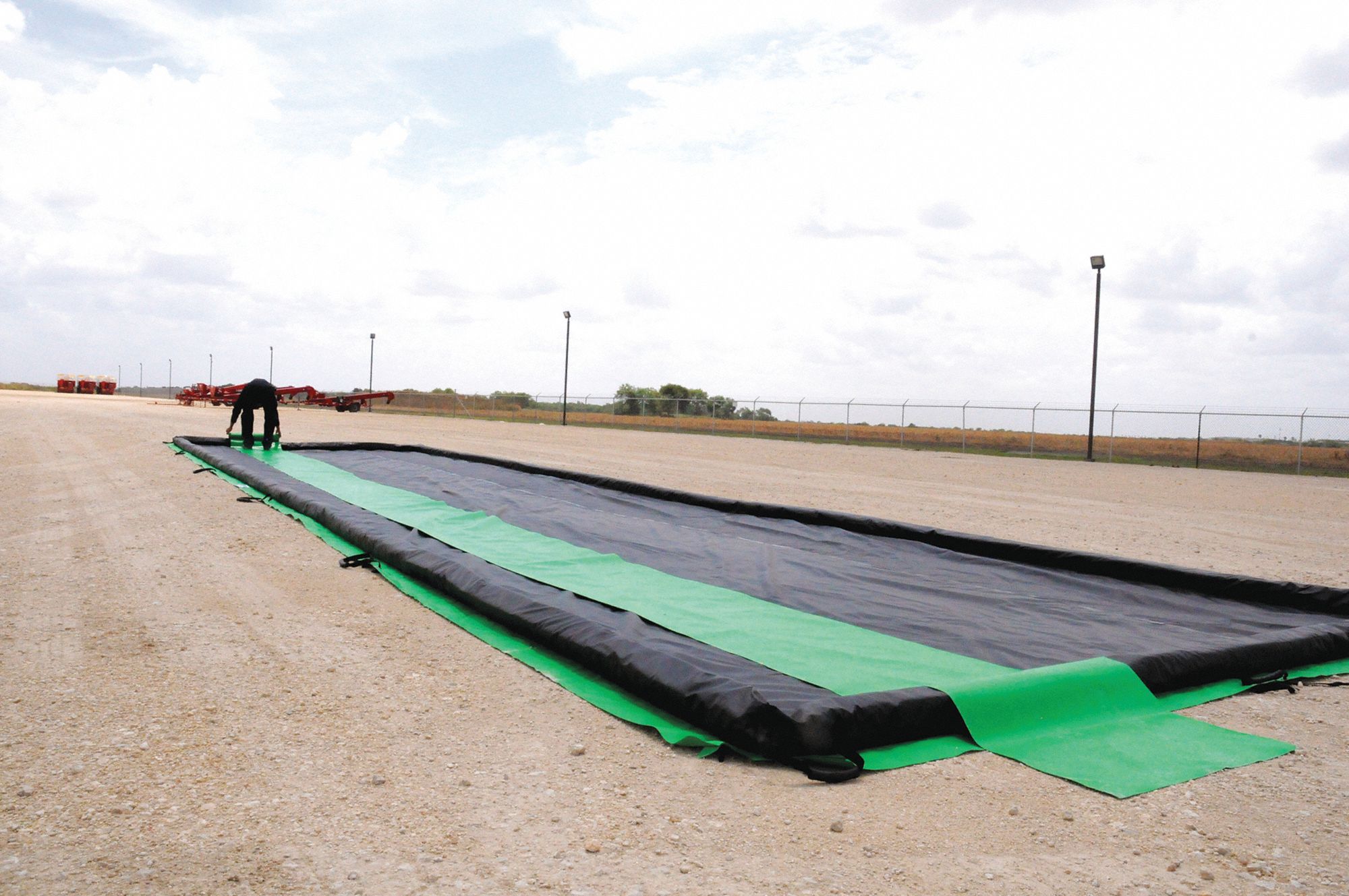 ULTRATECH, 30 in x 72 ft, 2 Traction Mats, Collapsible Spill Berm ...