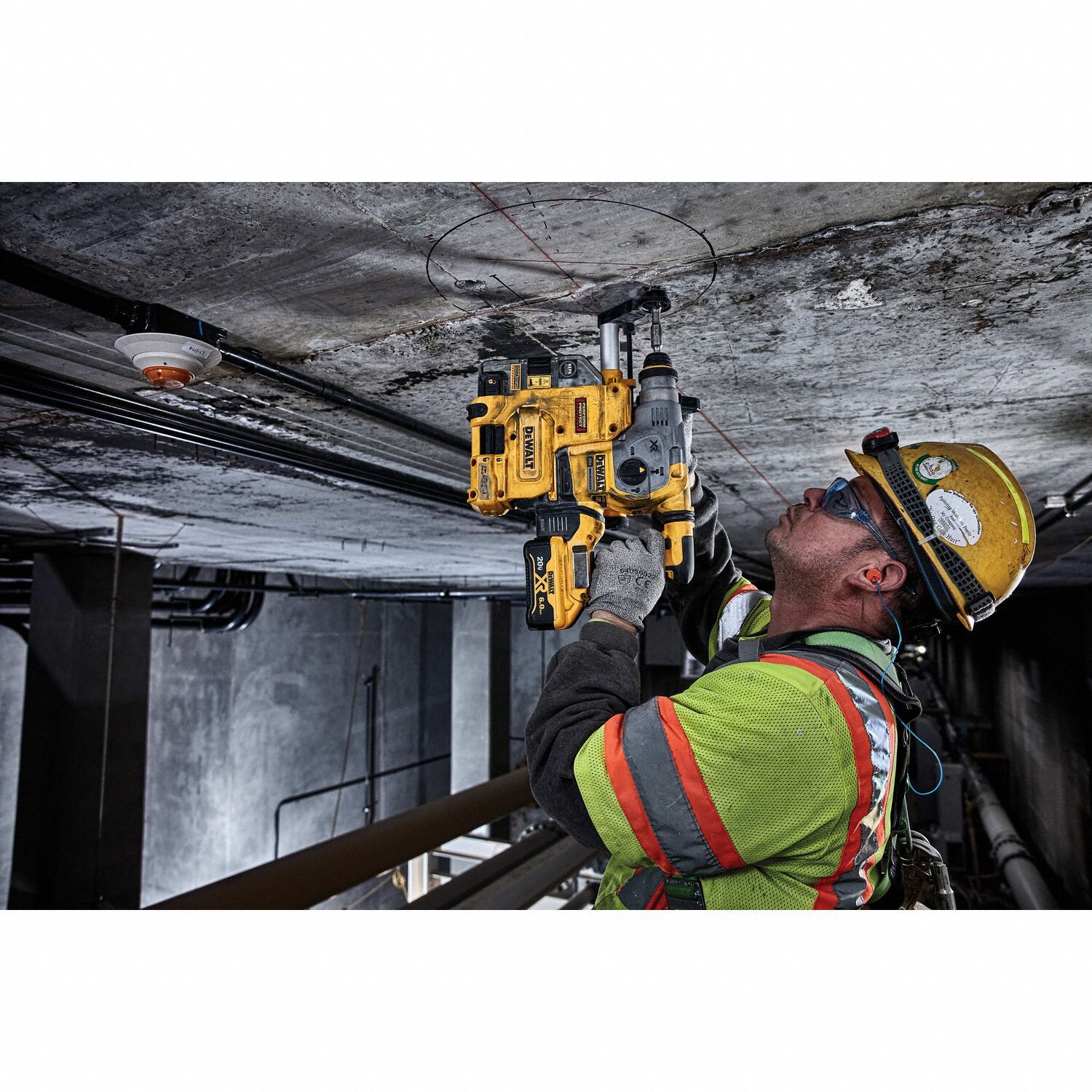 DEWALT On-Tool Dust Extractor: On-Tool, Self-Contained, 1 in Max. Dia ...