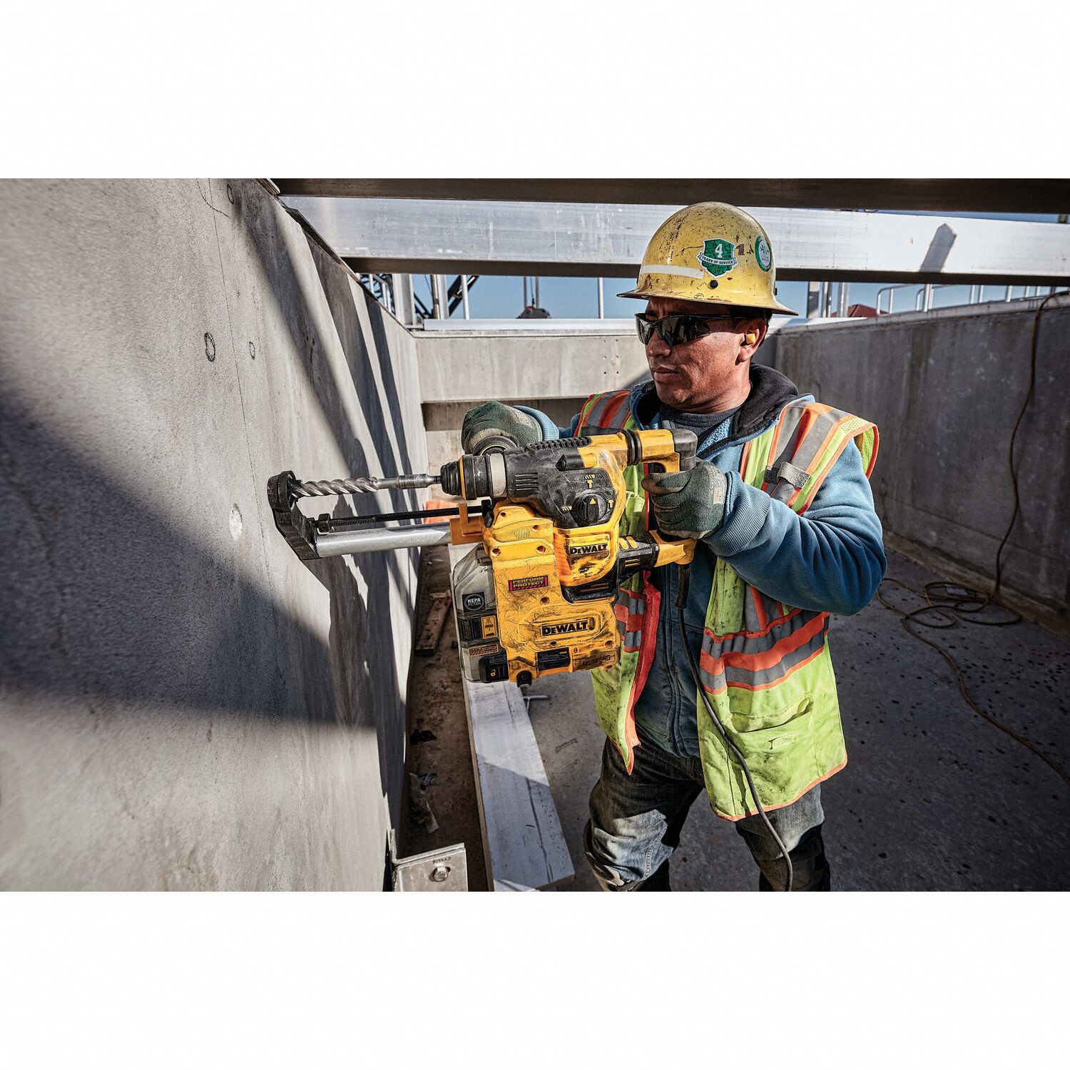 DEWALT On-Tool Dust Extractor: On-Tool, Self-Contained, 1 in Max. Dia ...