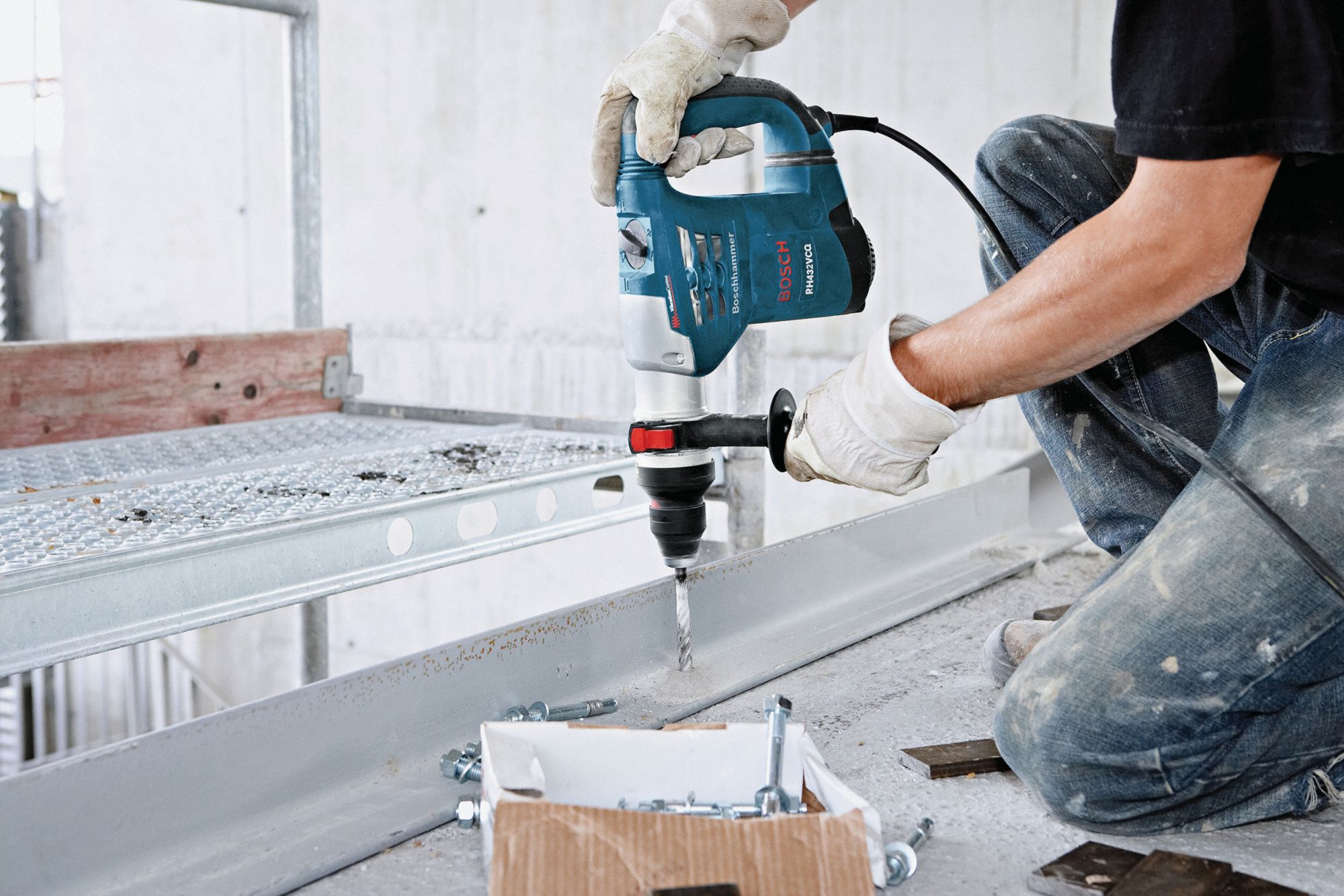 BOSCH Rotary Hammer Kit: SDS-Plus, L-Shape, 1 1/4 in Capacity, 3.1 ft ...