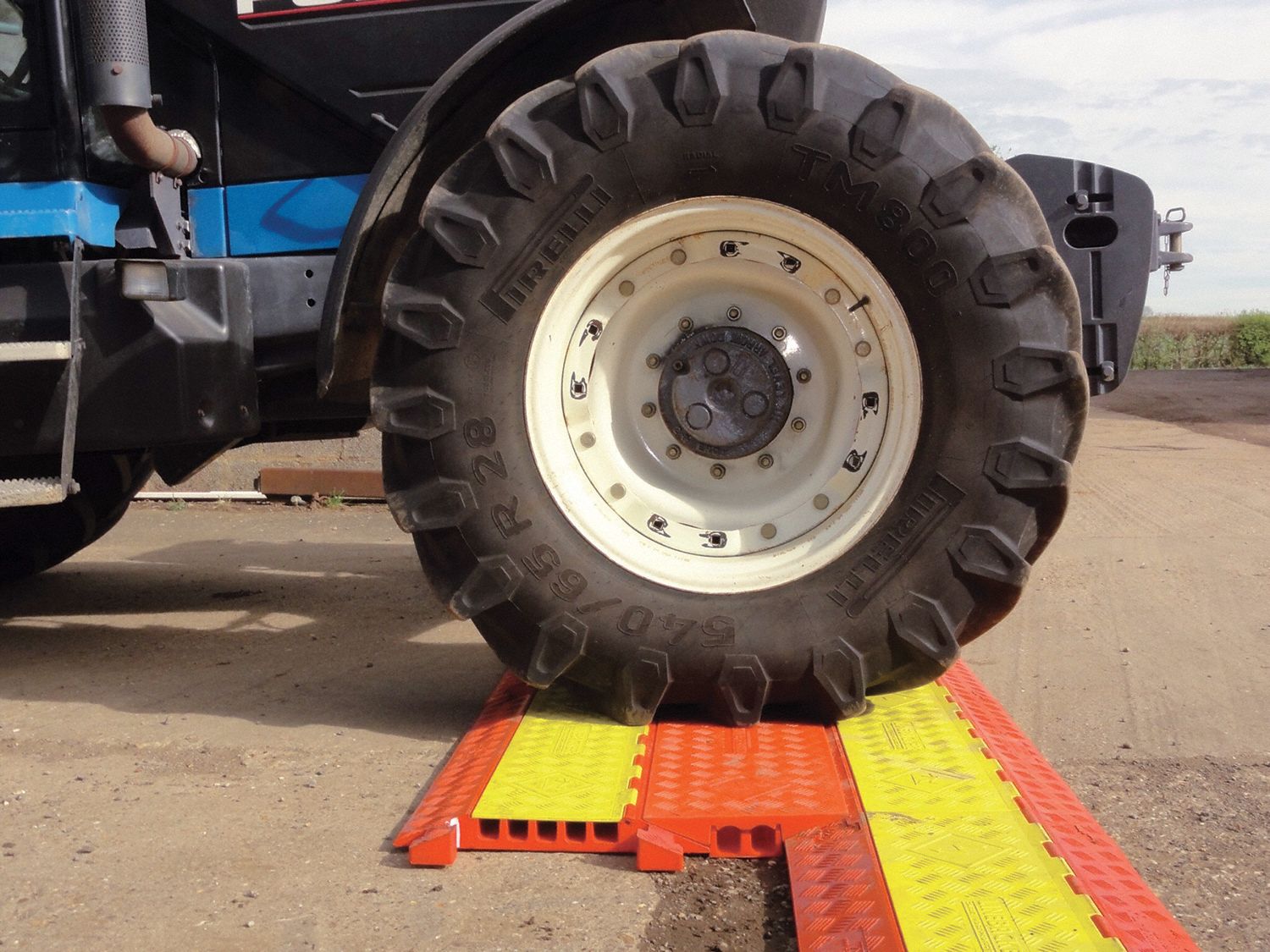 LINEBACKER Cable Protector: 1 Channels, Split Top, 1 1/4 in Max Cable ...