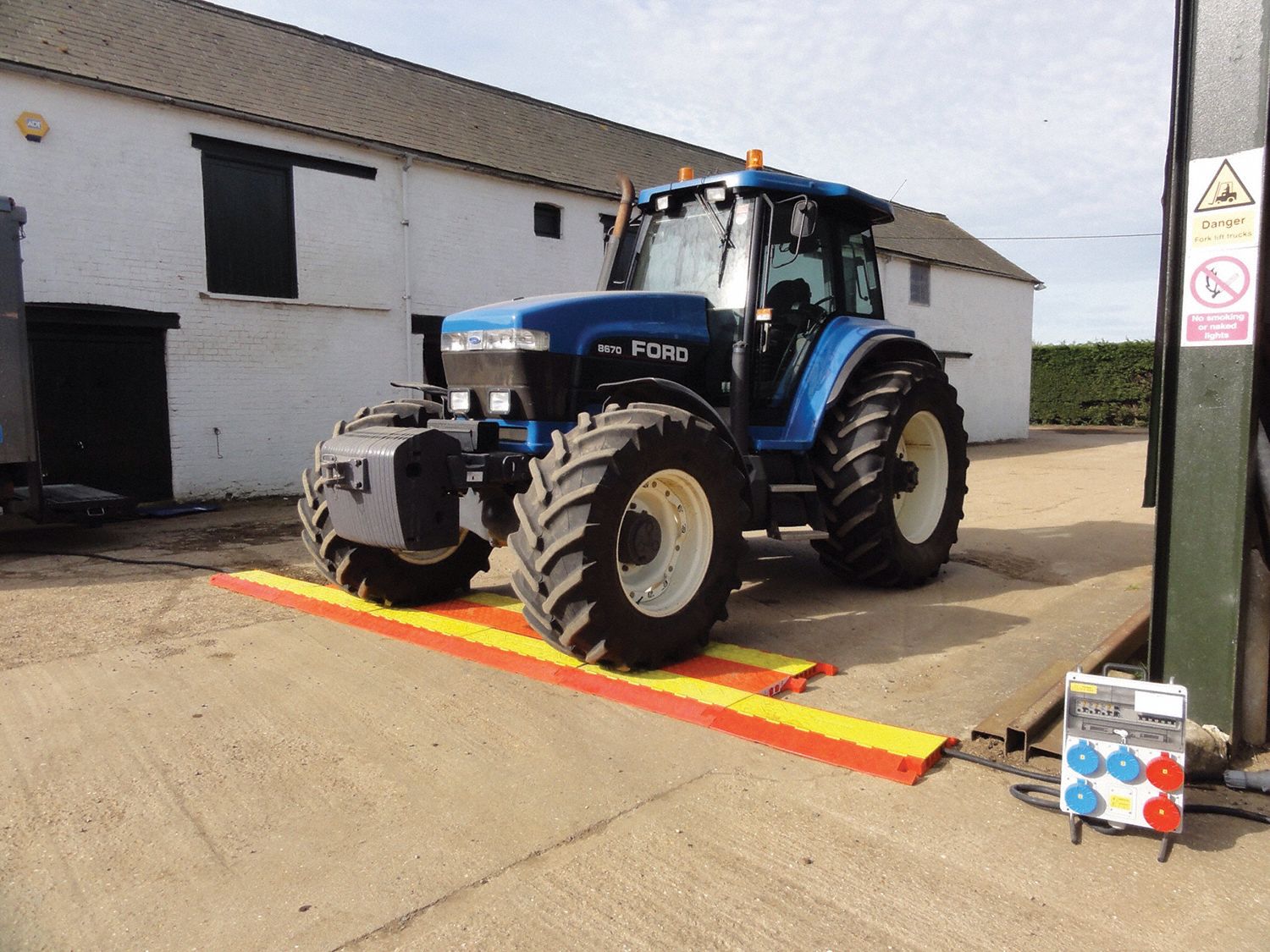 LINEBACKER Cable Protector: 1 Channels, Split Top, 1 1/4 in Max Cable ...