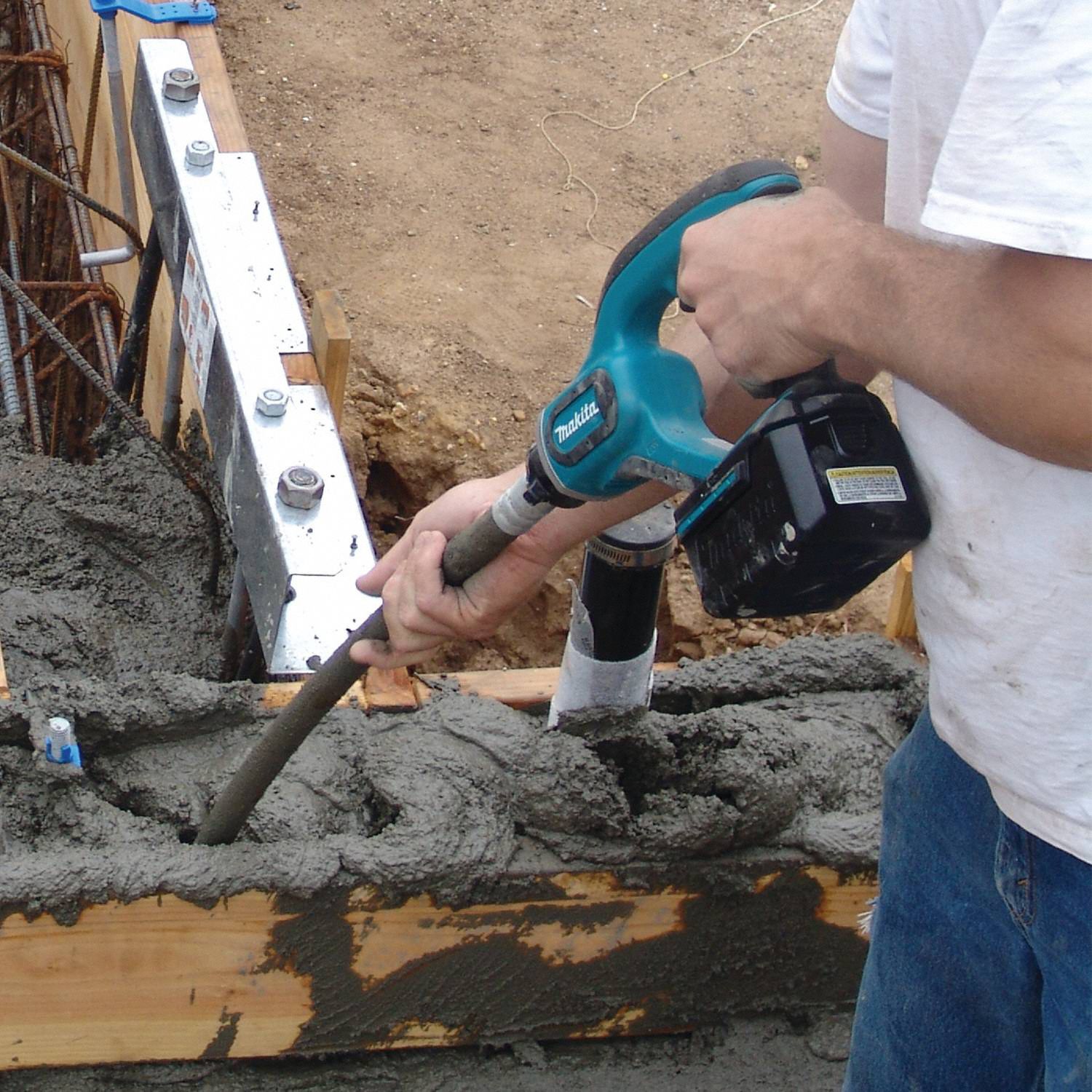 MAKITA Cordless Concrete Vibrator: Handheld, 18V DC, 48 in Lg, 1 in Dia ...