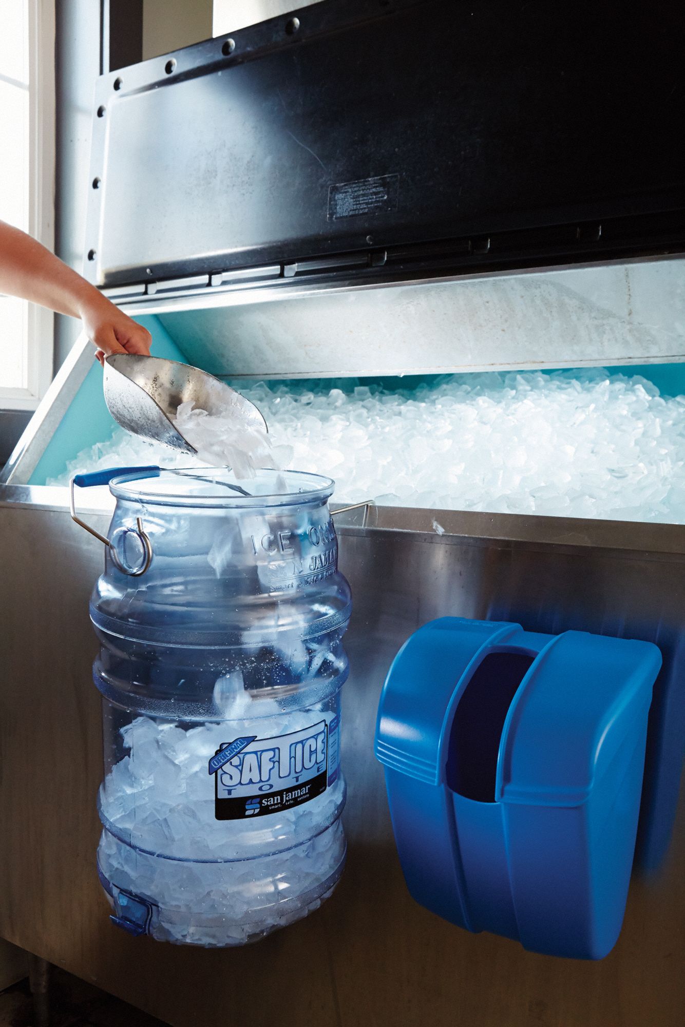 SAN JAMAR Ice Tote: 25 lb Capacity, Blue, Polycarbonate, 13 1/2 in ...