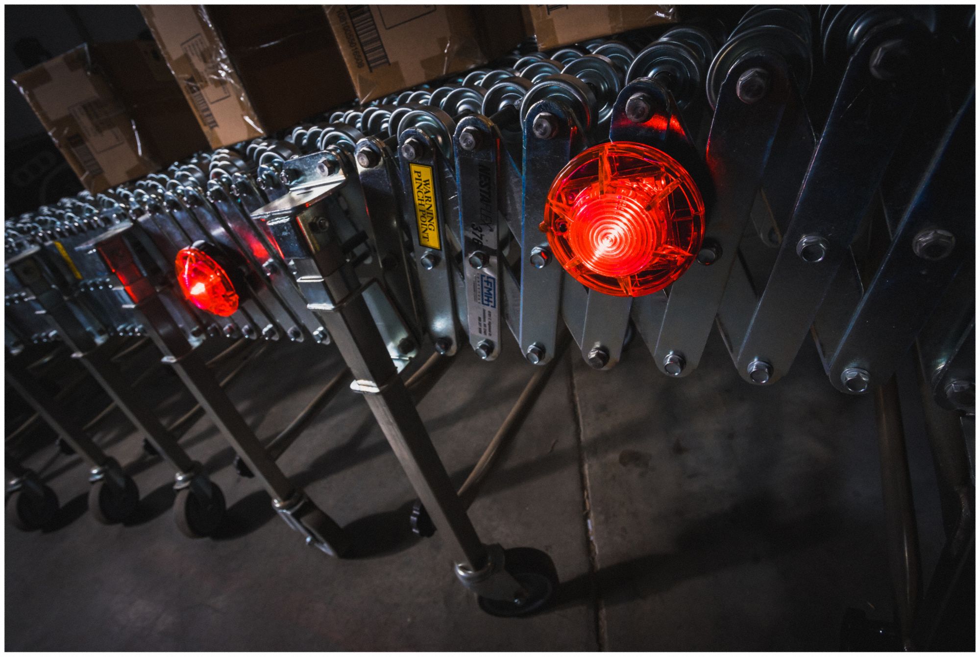 FLAREALERT LED Road Flare Kit: Puck LED Flare, 3 Flares Included, Red ...